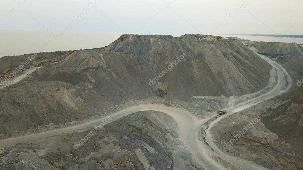 Vista aérea. Almacenamiento de escoria en la costa. Un lugar para el ...
