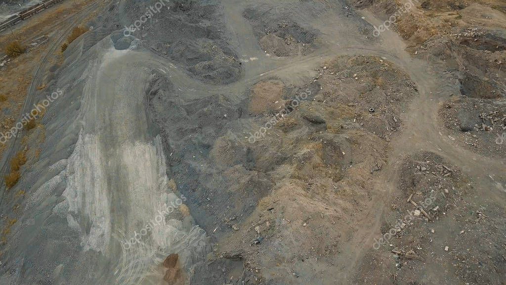 Vista aérea. Almacenamiento de escoria en la costa. Un lugar para el ...