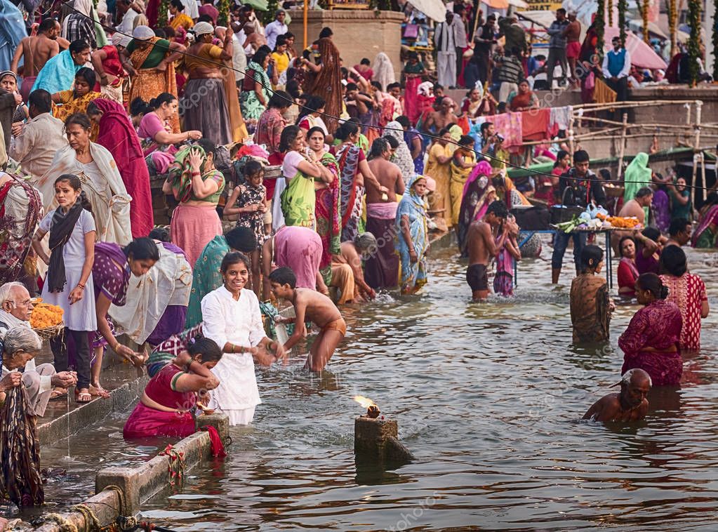 Mujer bañándose en el río Ganges 2024