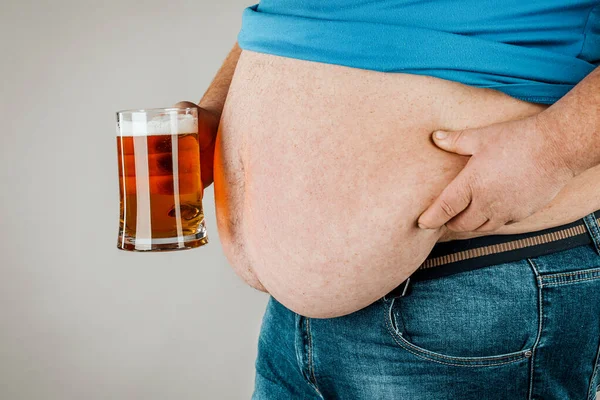 Nahaufnahme fetter Bauch mit Bier isoliert auf weißem Hintergrund - Stockfotografie: lizenzfreie ...