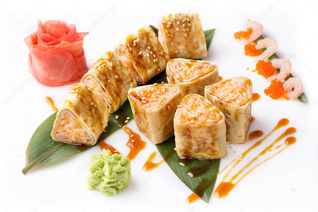 Rollo de sushi girado sobre un fondo blanco. Comida japonesa de sushi ...