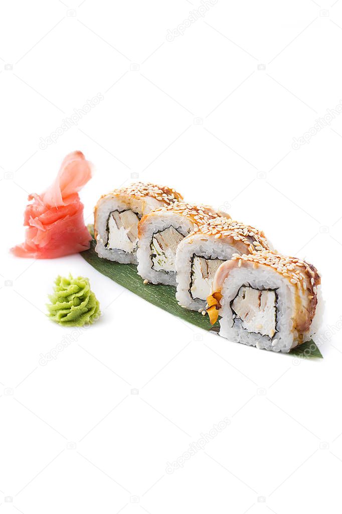 Rollos frescos de sushi con anguila y queso cuajado tierno sobre una ...