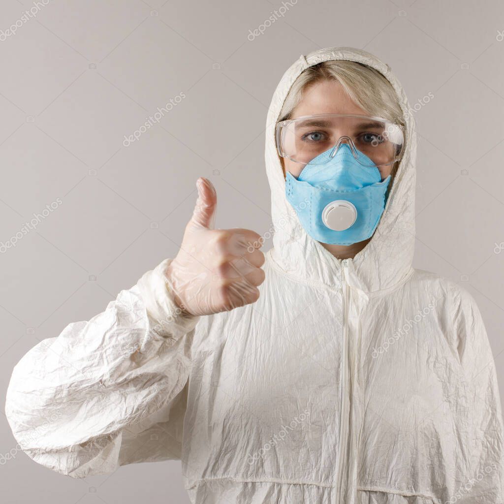 Una niña con un traje protector y un respirador para proteger la salud ...