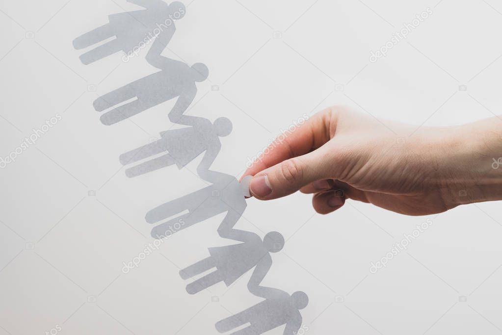 La mano elige a un hombre de entre la gente. Cifras de papel están ...