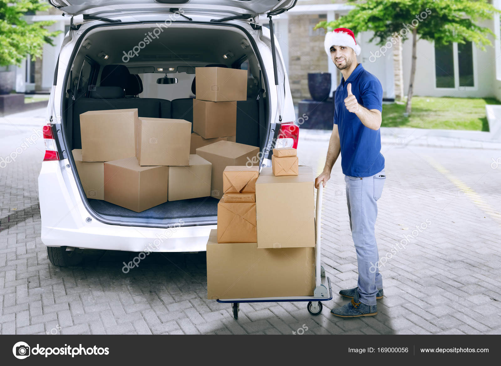 Italienischer Postbote mit Weihnachtsmütze und Daumen hoch ...