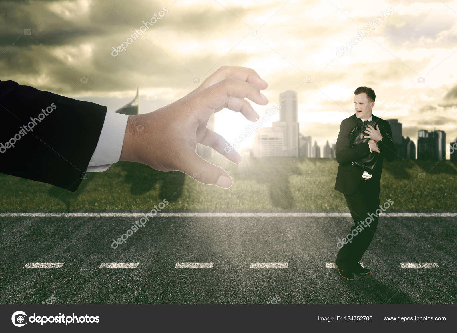 Empresario corriendo asustado siendo perseguido por una gran mano ...