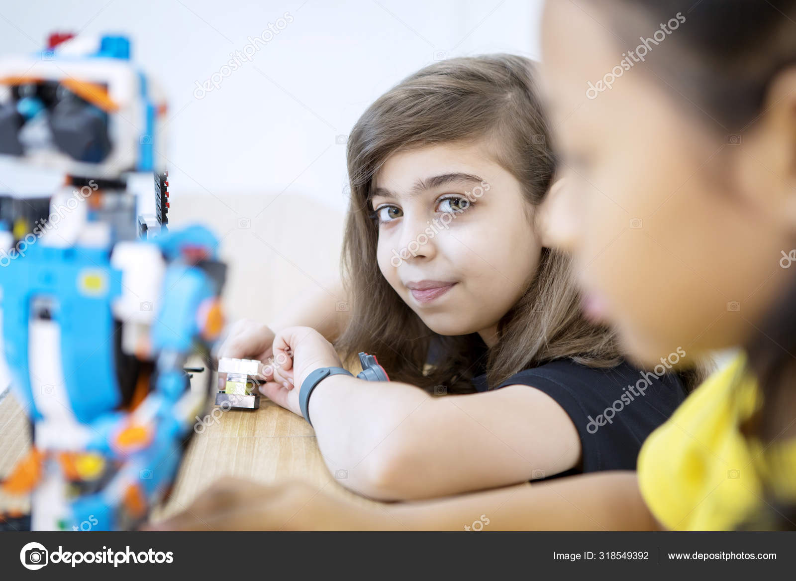 Caucásico chica construir un robot con su amigo — Foto de stock ...