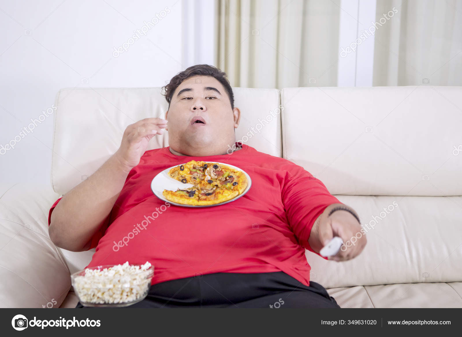 Retrato Del Gordo Asiático Masticando Palomitas Maíz Con Plato Pizza ...