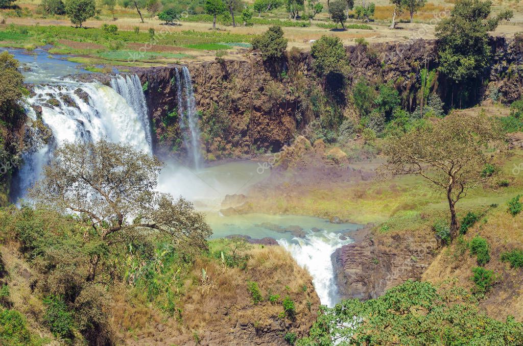 Vista panorámica de las cataratas del Nilo Azul. Cascada en el río Nilo ...