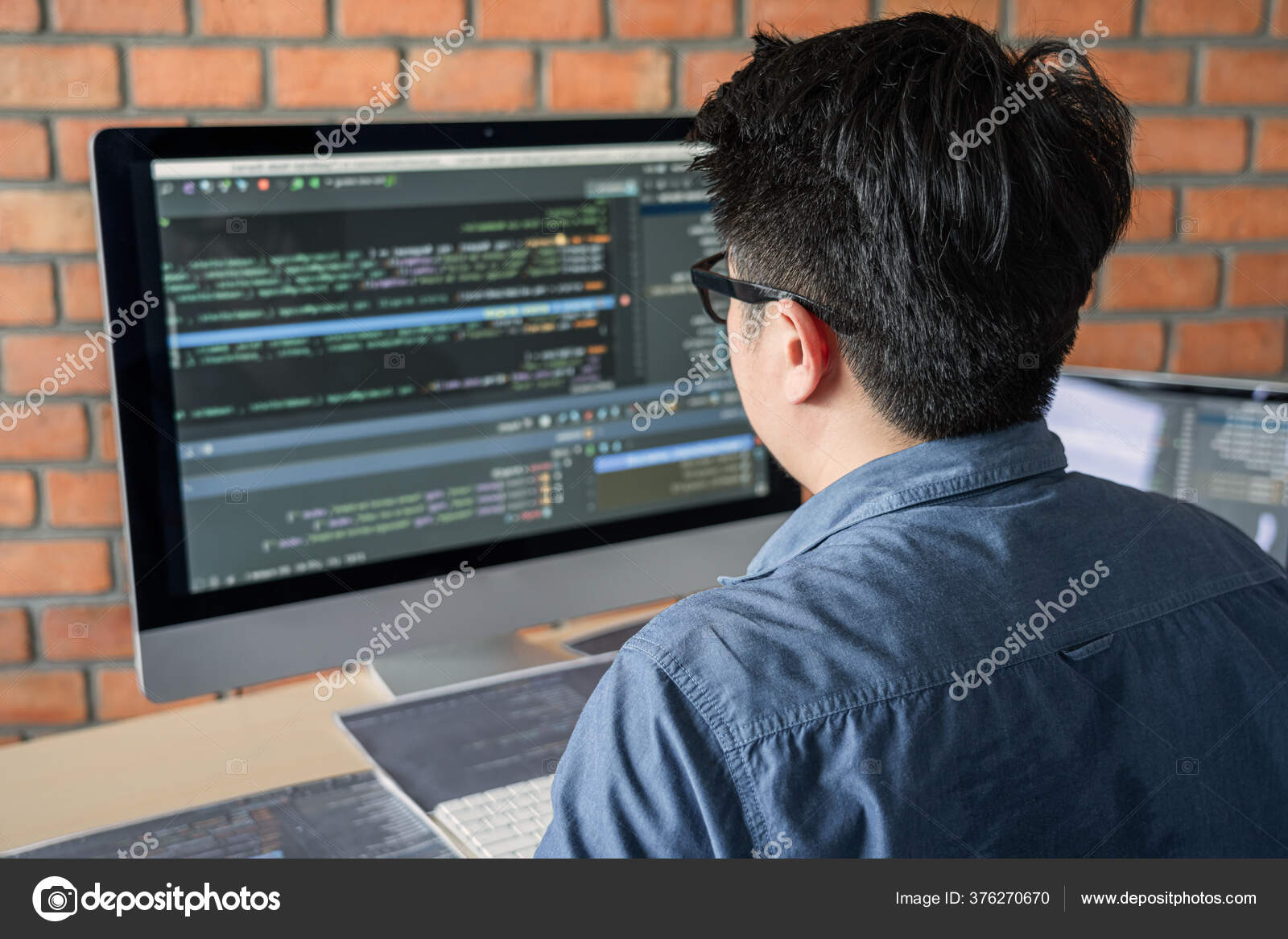 Fiatal Professzionális Programozó Aki Programozás Webhely Fejlesztésén ...