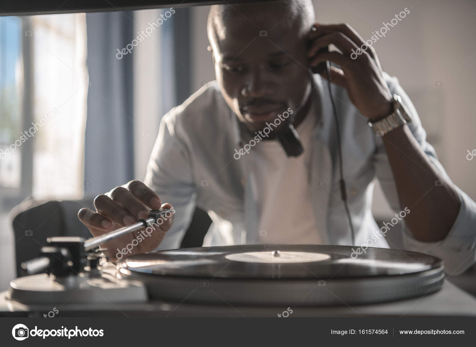 Man playing vinyl record — Stock Photo © AlexNazaruk #161574564