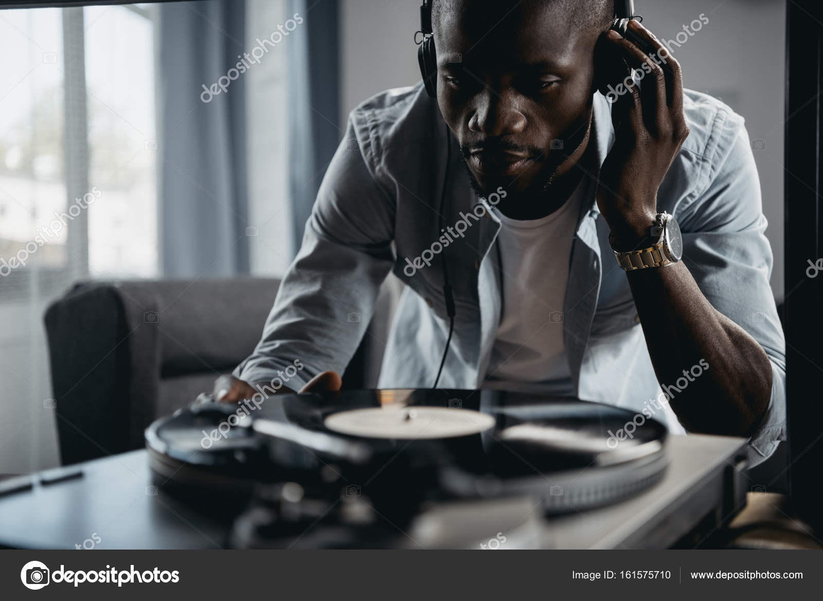 Man playing vinyl record — Stock Photo © AlexNazaruk #161575710