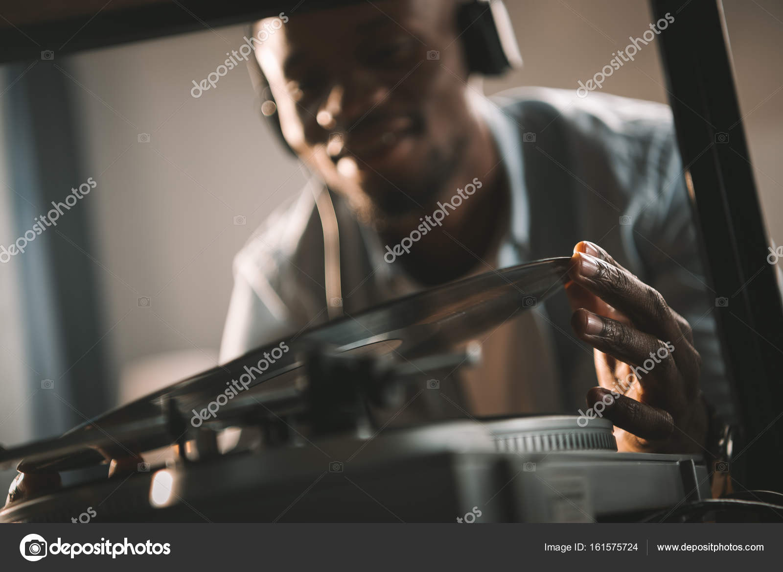 Man playing vinyl record — Stock Photo © AlexNazaruk #161575724