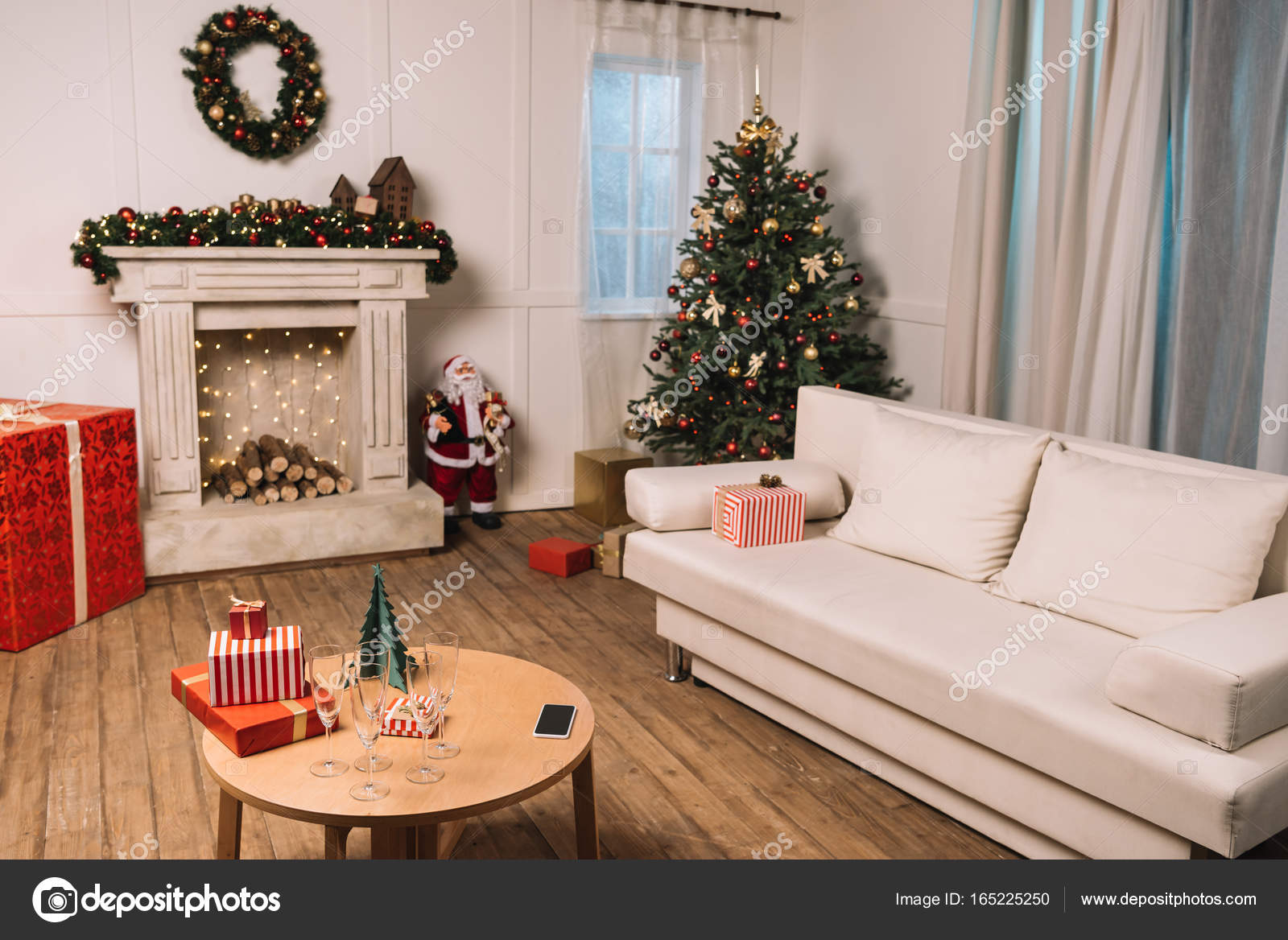Empty room with christmas tree — Stock Photo © AlexNazaruk #165225250