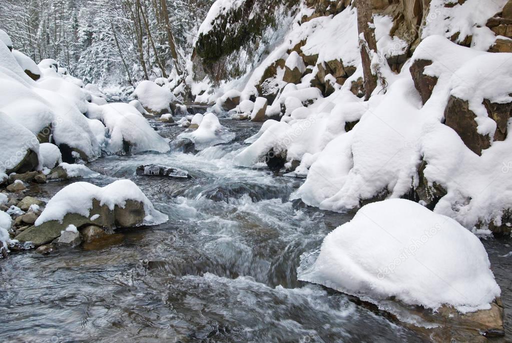 Cascada de hielo congelado en la roca 2023