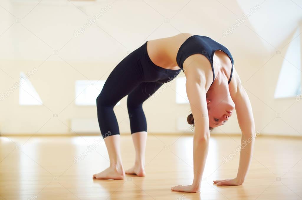 Hermosa mujer practica backbend yoga asana Urdhva Dhanurasana - pose de ...