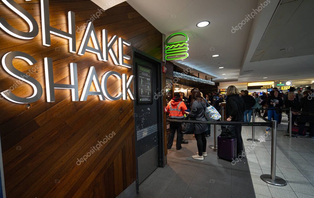 Gente haciendo cola en Shake Shack en el aeropuerto JFK, Nueva York 2022