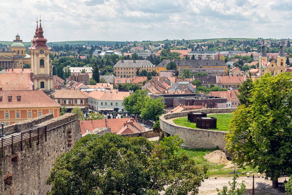 Vista aérea de la ciudad medieval desde el Castillo de Eger, Hungría 2022