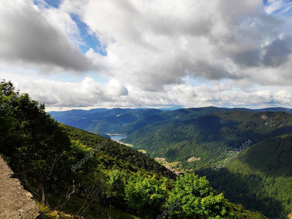 Hermosa vista sobre las colinas de los Vosgos a Lac de Kruth ...