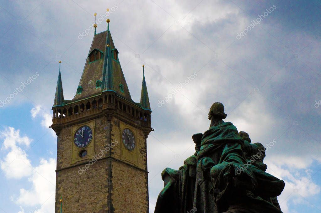 Torre del reloj astronómico de Praga con Jan Hus (reformador de la ...