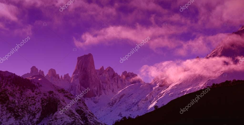 Naranjo de Bulnes (conocido como Picu Urriellu) en el Parque Nacional ...