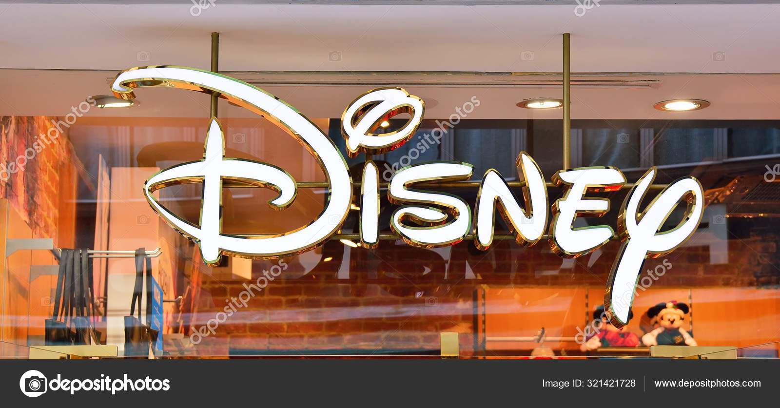 Signo de tienda Disney en Venecia . — Foto editorial de stock ...