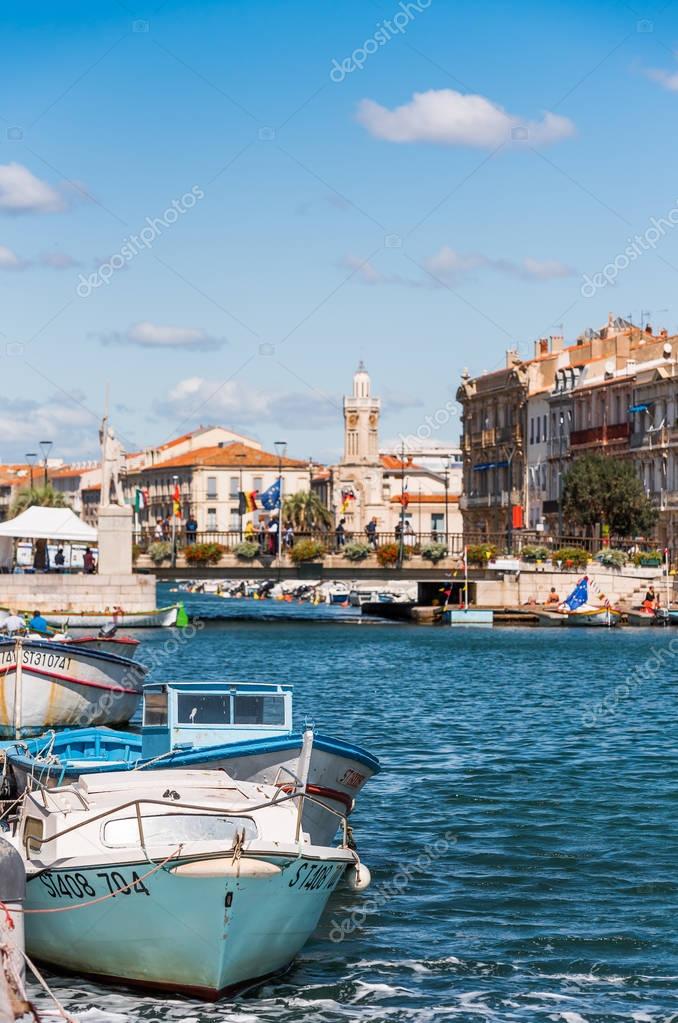 SETE, FRANCIA - 10 DE SEPTIEMBRE DE 2017: Vista del canal real en Sete ...