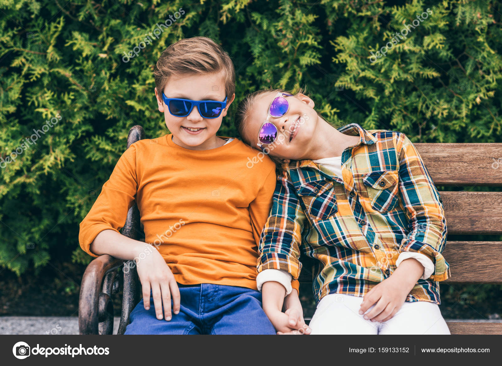 Children sitting on bench — Stock Photo © alebloshka #159133152