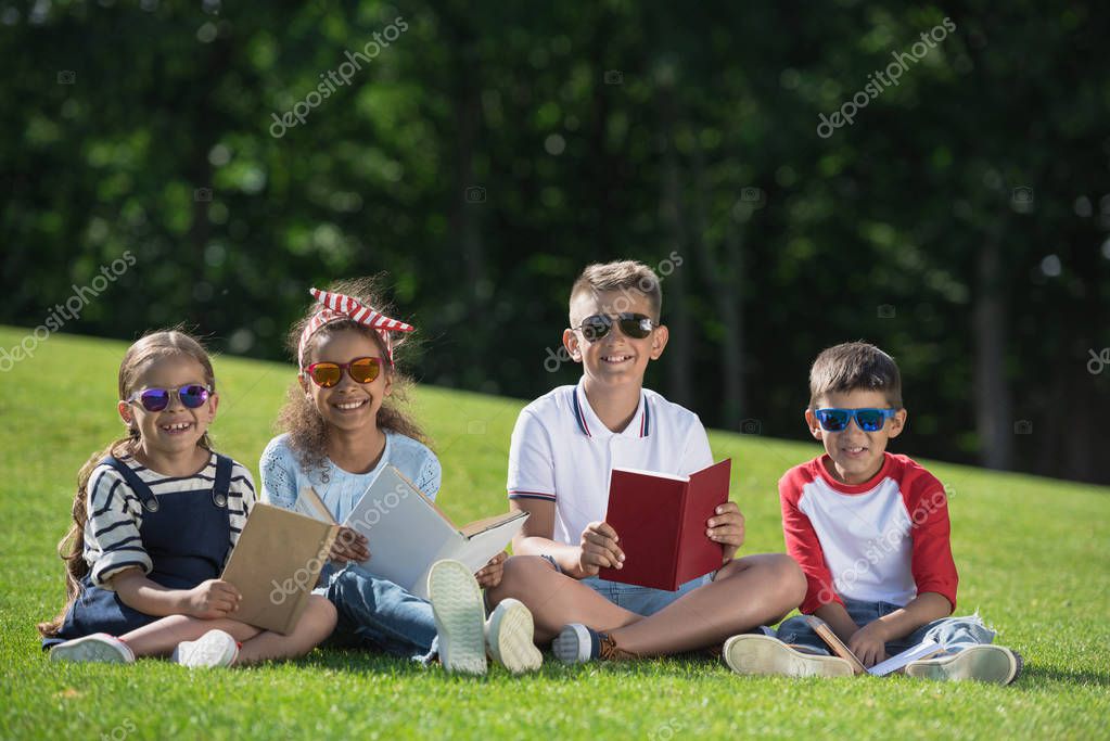 Niños leyendo libros en el parque 2023