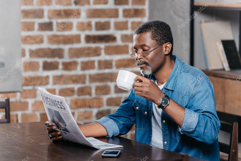 Hombre afroamericano leyendo periódico 2025