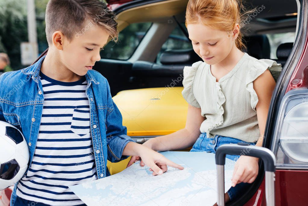 niños con mapa 2024