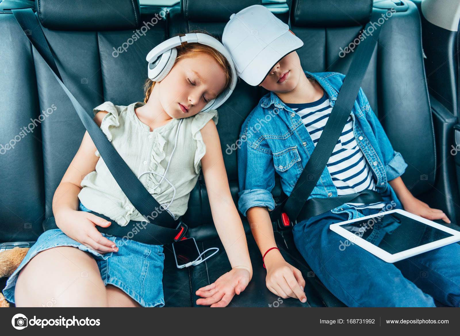 Kids sleeping on backseats of car — Stock Photo © alebloshka #168731992