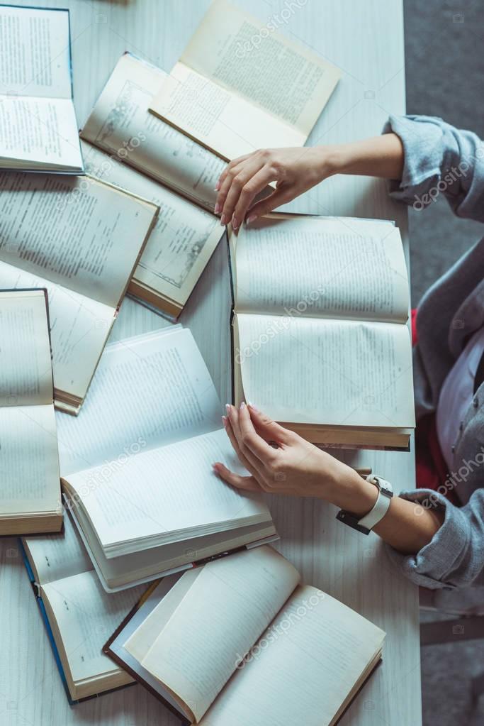 chica estudiando con libros 2022