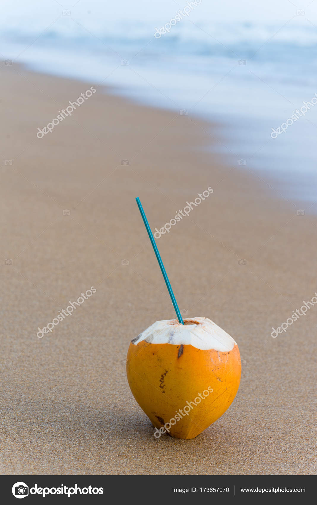 Cóctel en coco con paja: fotografía de stock © alebloshka #173657070 ...