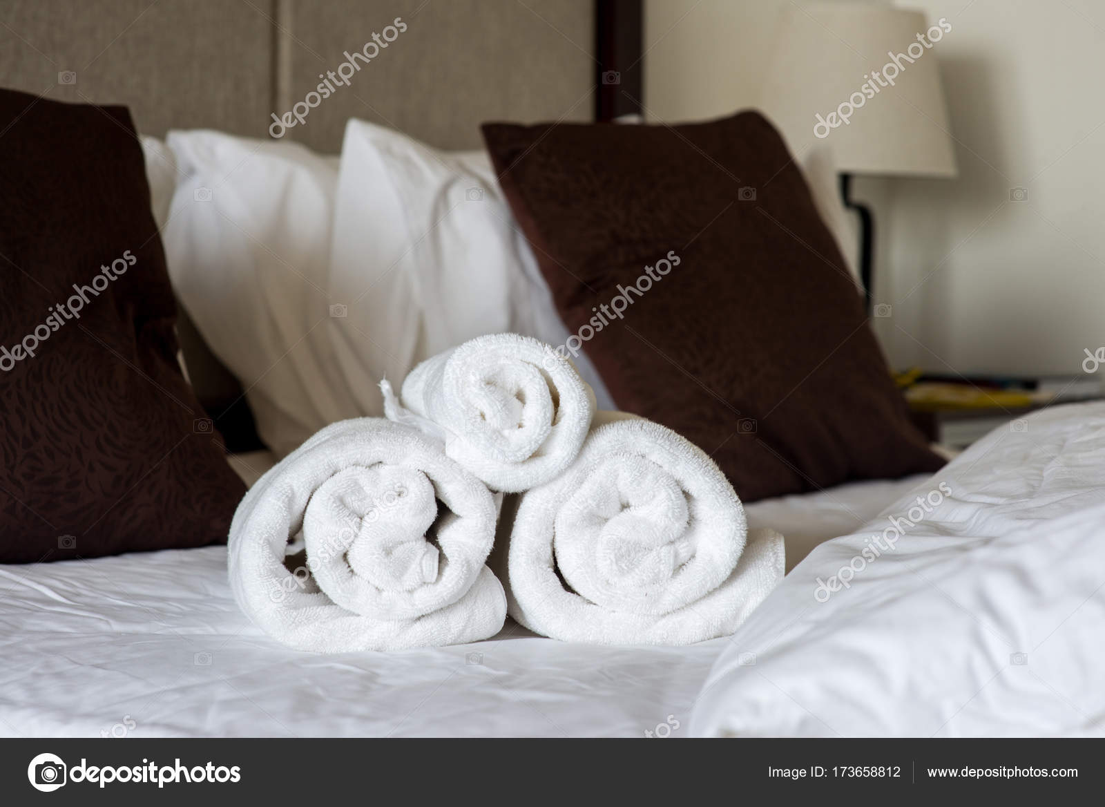 Toallas enrolladas en la cama — Foto de stock © alebloshka #173658812