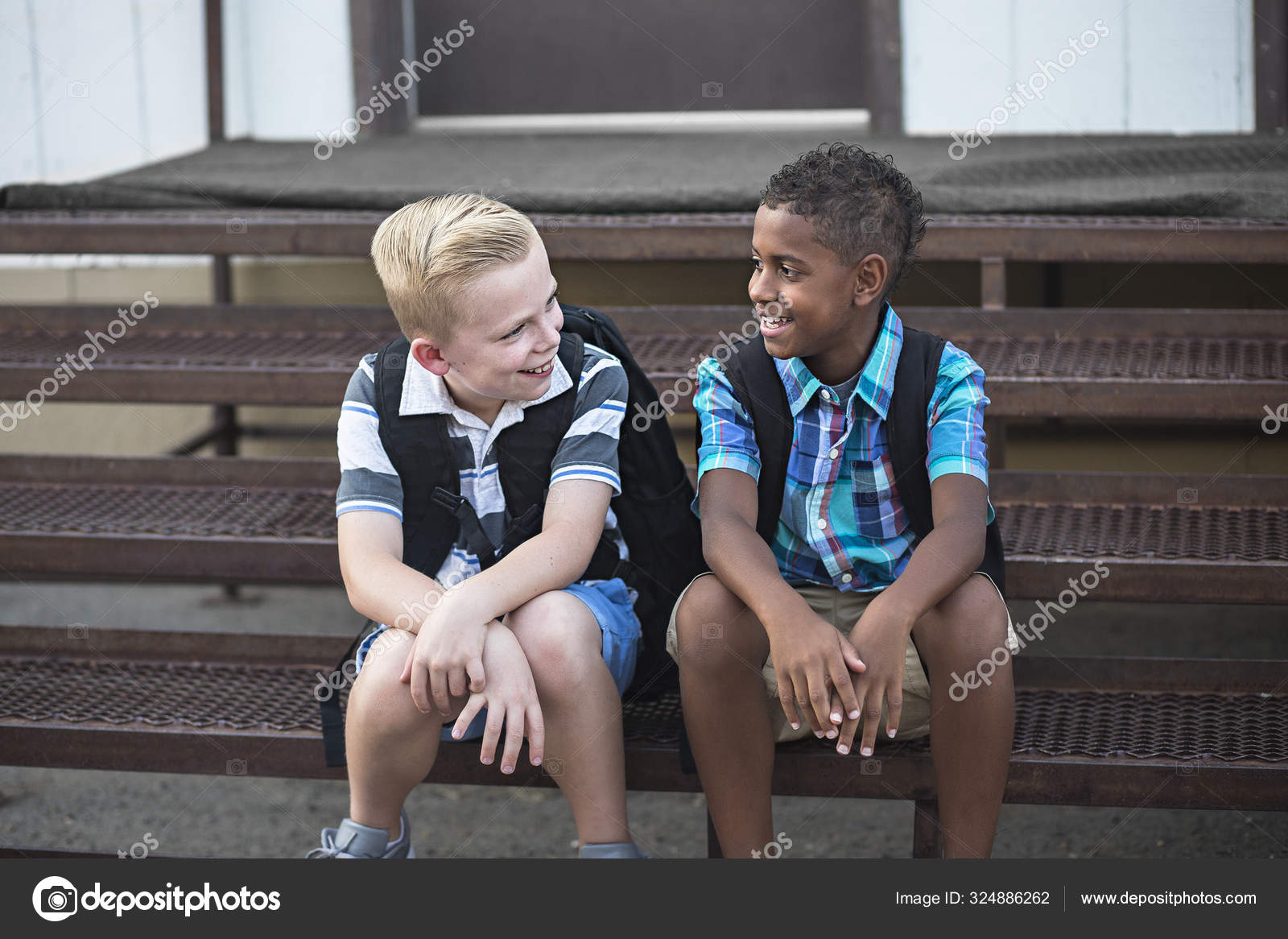 Foto Sincera Dos Estudiantes Que Hablan Juntos Escuela Jóvenes ...