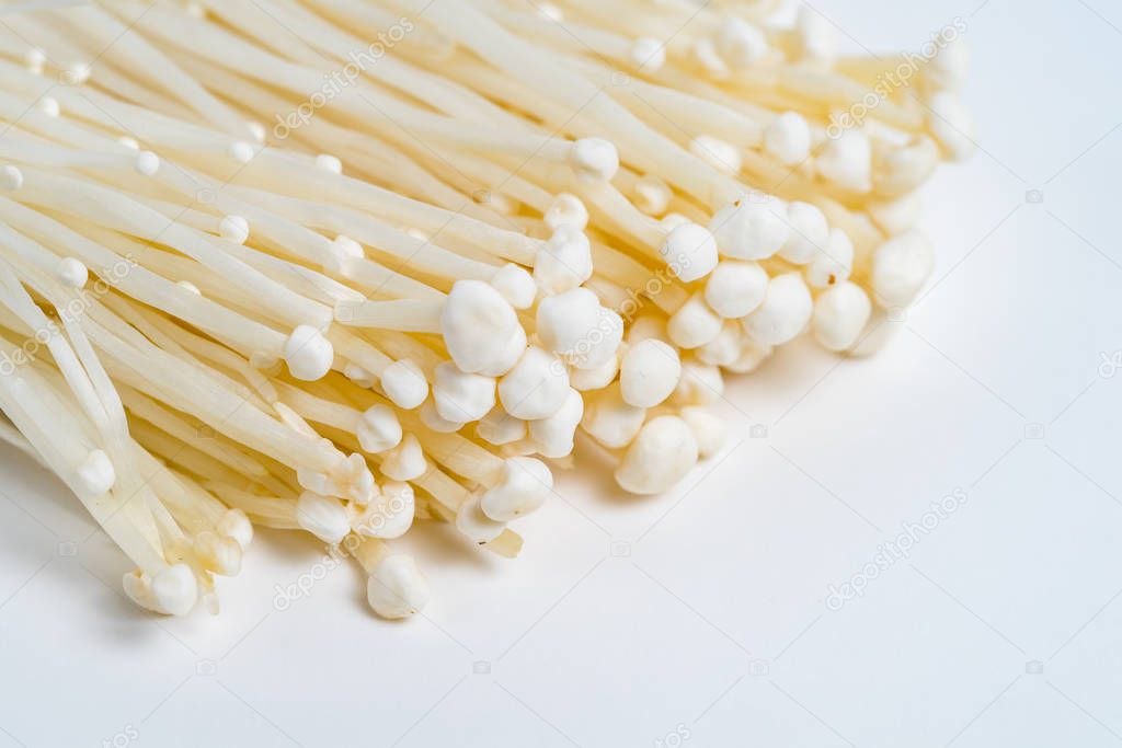 Hongos Enoki o Enokitake que es bien conocido por la cocina japonesa 2024