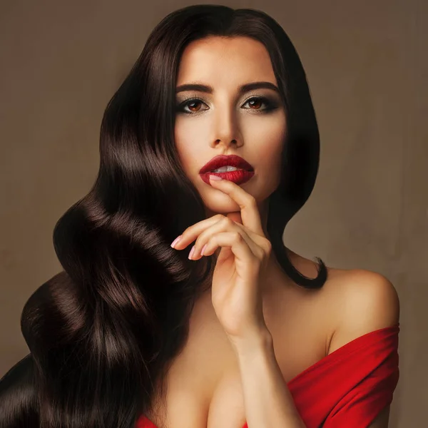 Hermosa mujer morena con pelo largo rizado y maquillaje natural: fotografía de stock ...