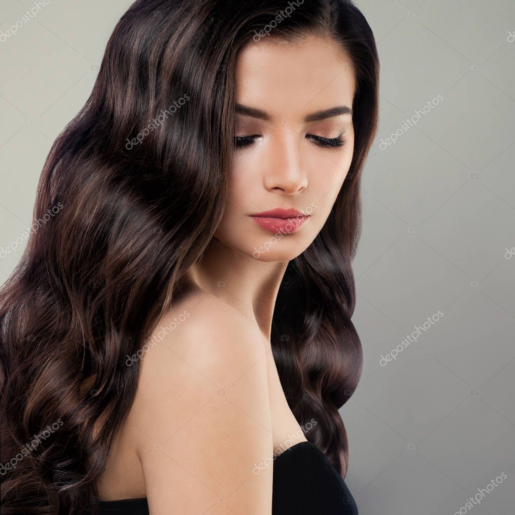 Retrato de una linda mujer morena con cabello largo y maquillaje — Foto de stock © MillaFedotova ...