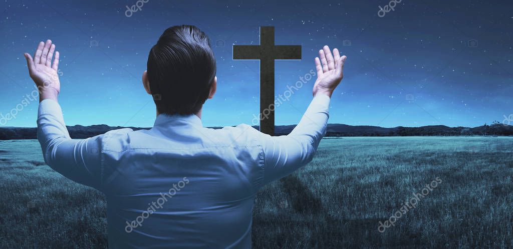 Vista posterior del hombre levantando la mano mientras rezaba a Dios 2024