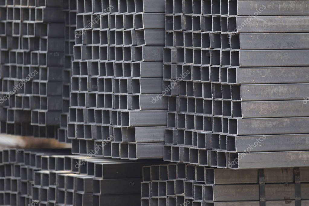 Tubo de perfil metálico de sección transversal rectangular en paquetes ...