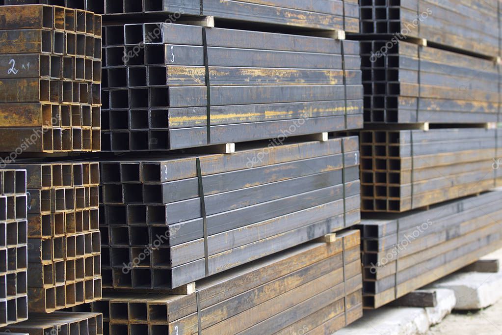 Tubo de perfil metálico de sección transversal rectangular en paquetes ...