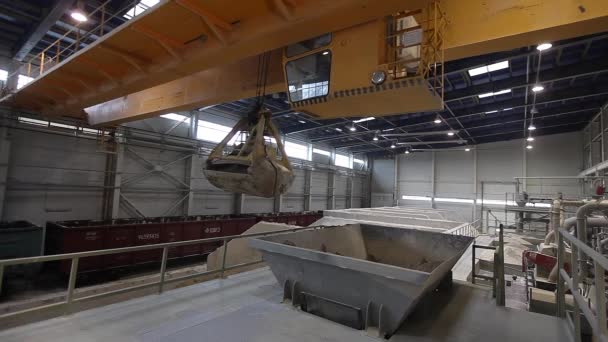 Gantry crane. Cargo handling. Unloading railway wagons with clay. Bulk ...