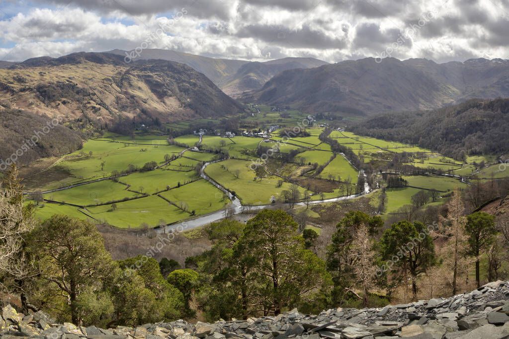 Rosthwaite y el valle de Borrowdale mirando hacia Stonethwaite Fell ...