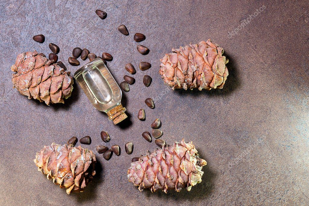 El aceite de piñón sobre un fondo marrón se utiliza tradicionalmente en ...