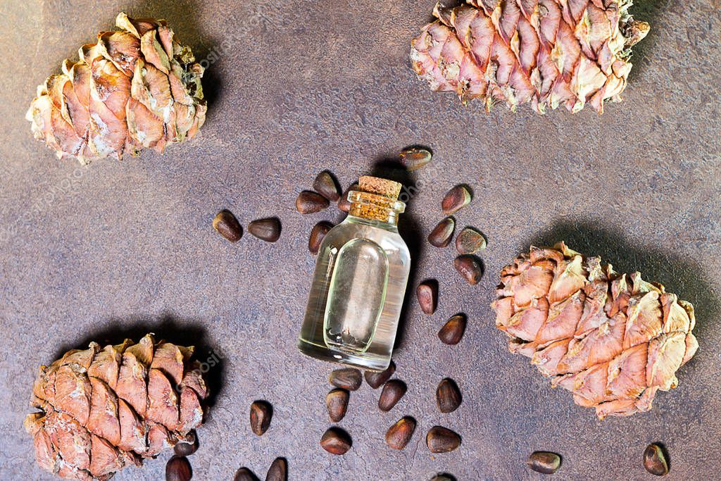 El aceite de piñón sobre un fondo marrón se utiliza tradicionalmente en ...