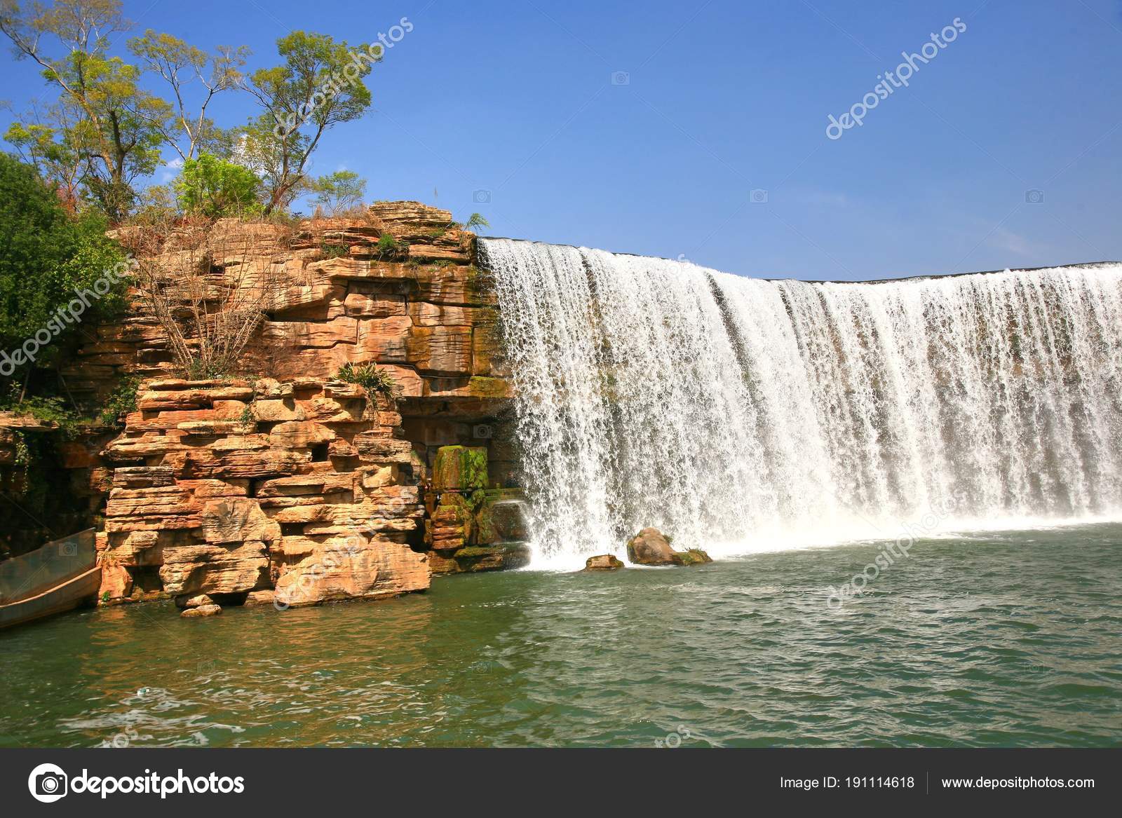 Kunming Waterfall Park in Kunming, China became the largest waterfall ...