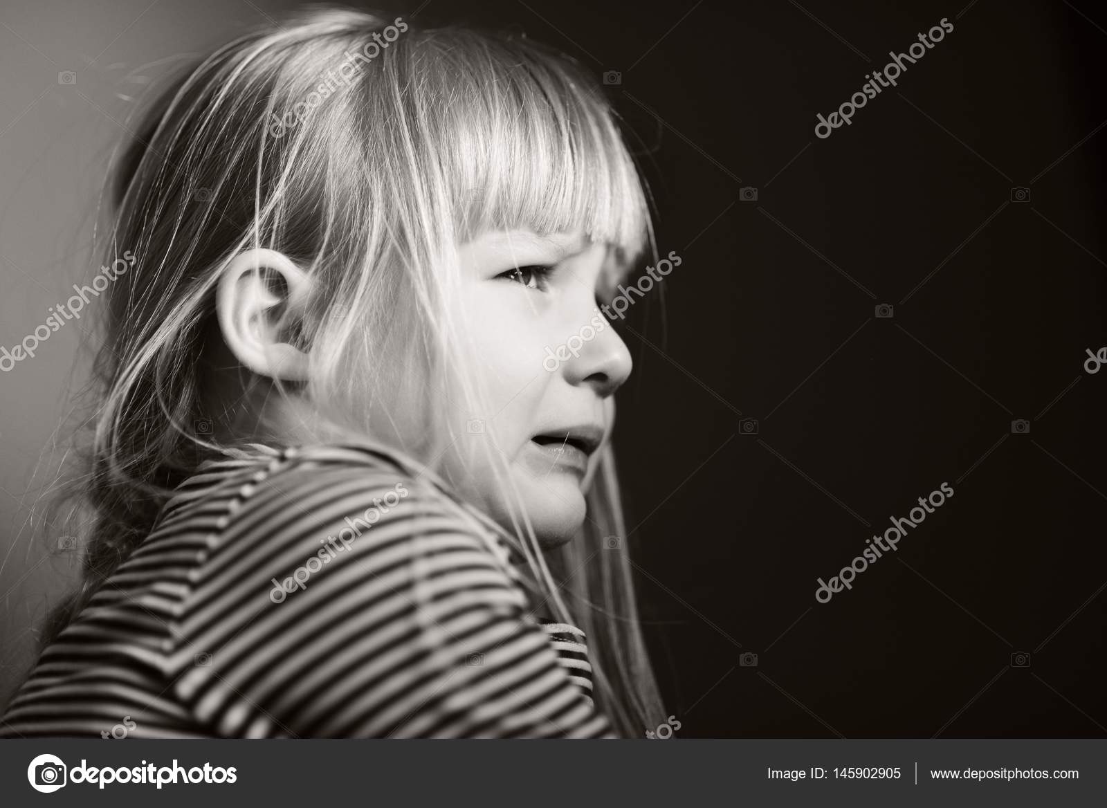 Petite Fille Triste Qui Pleure