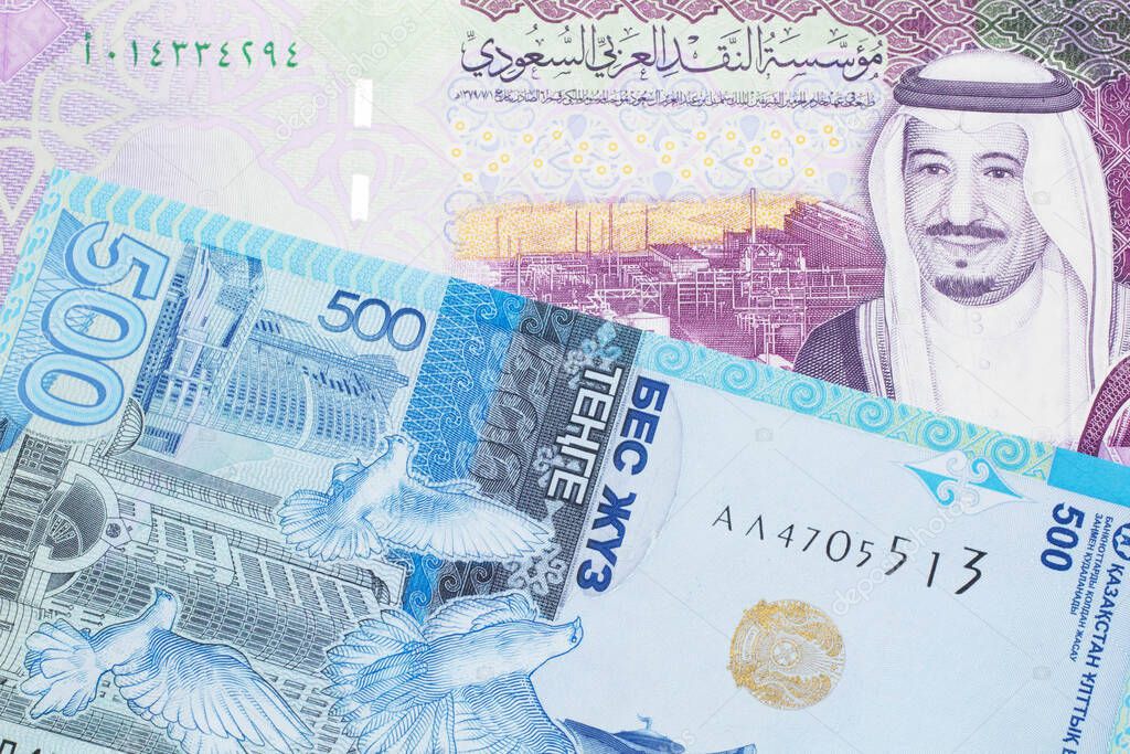 Un billete de cinco riyales de Arabia Saudita combinado con un billete ...