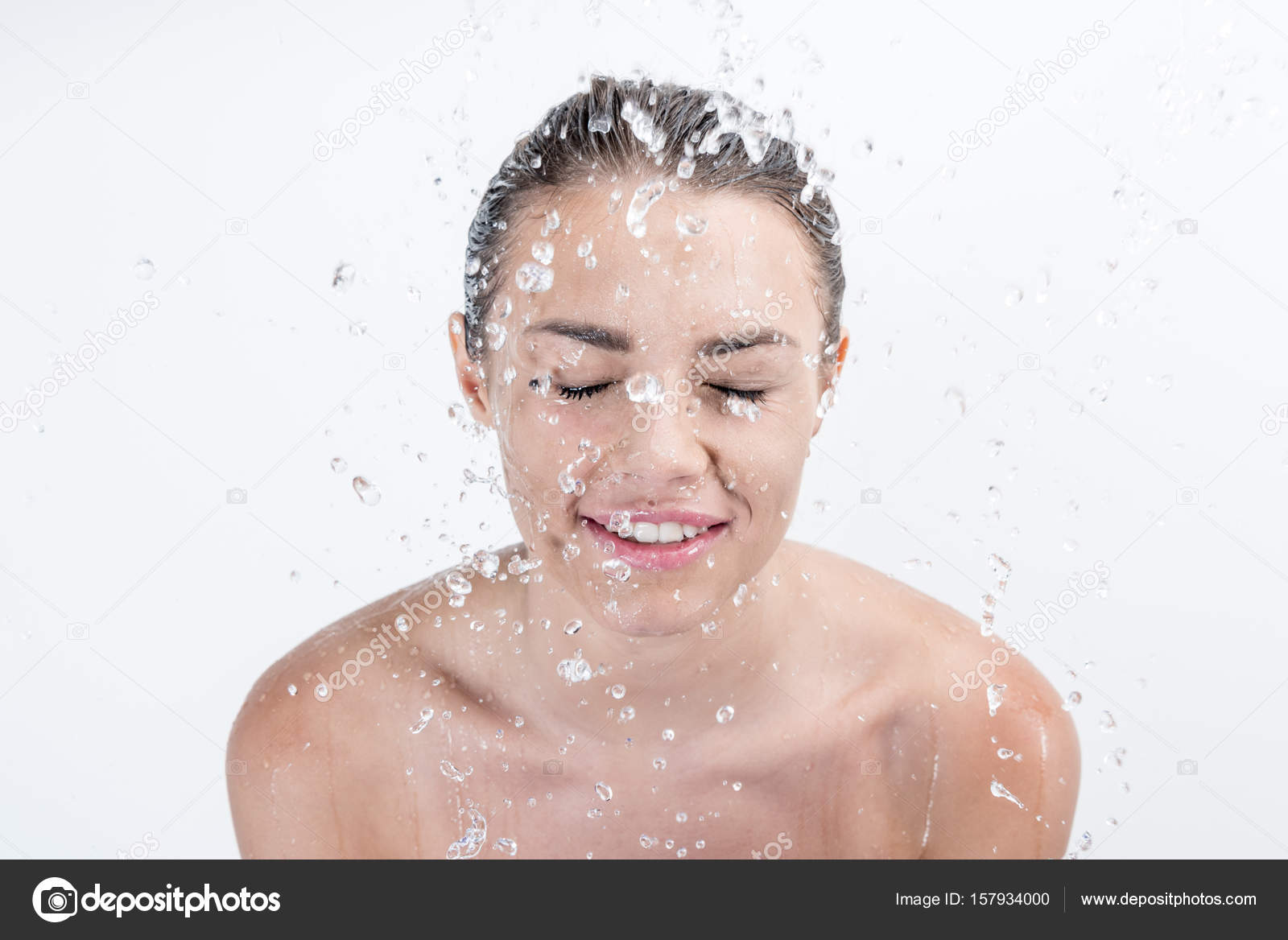 Mujer Tomando Ducha Fotografía De Stock © Igorvetushko 157934000